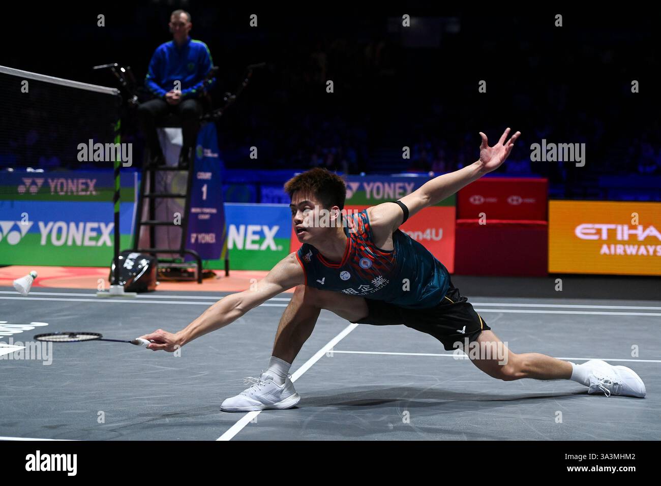 (250317) -- BIRMINGHAM, March 17, 2025 (Xinhua) -- Lee Chia Hao hits a return during the men's ...