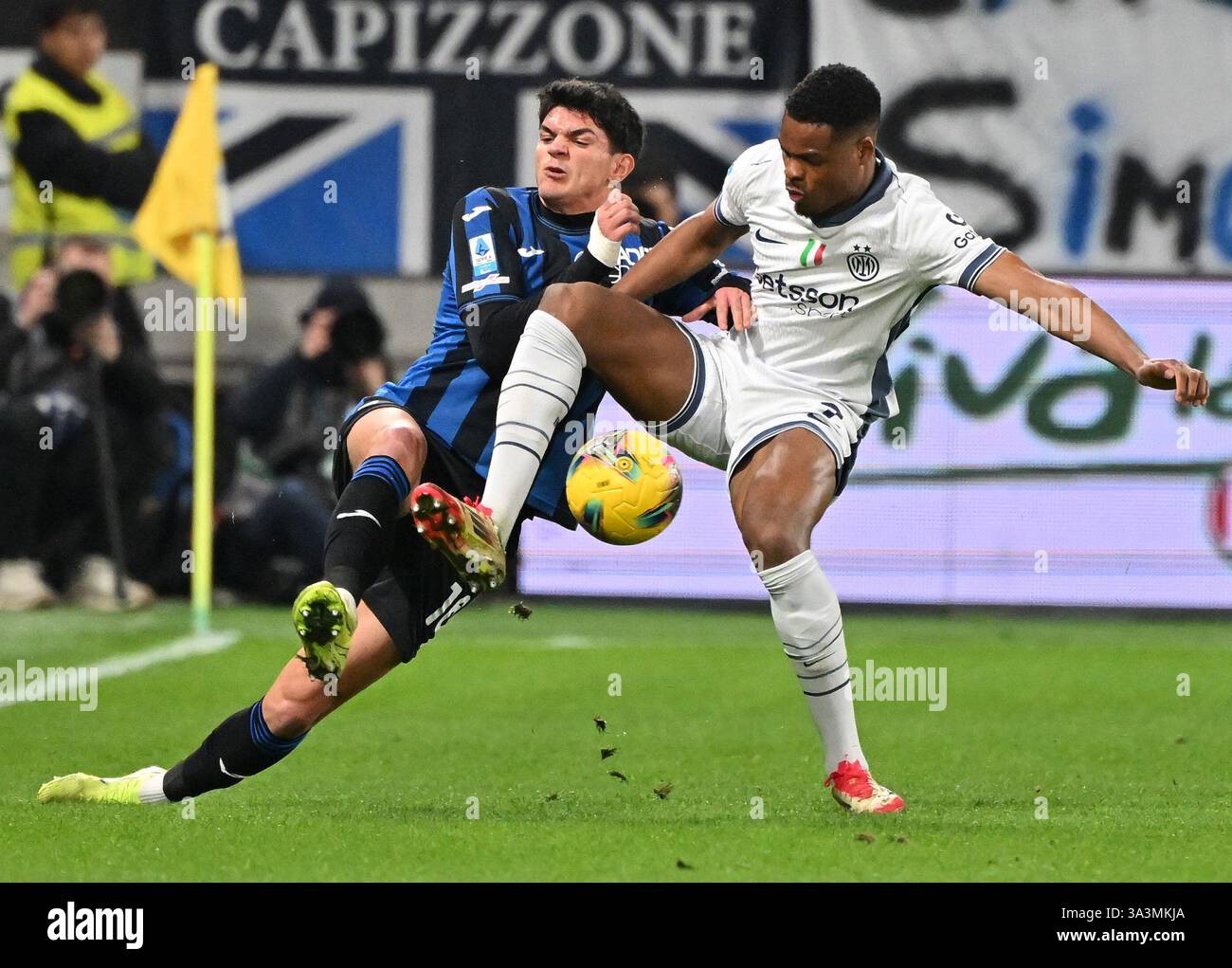 (250317) -- BERGAMO, March 17, 2025 (Xinhua) -- Atalanta's Raoul ...