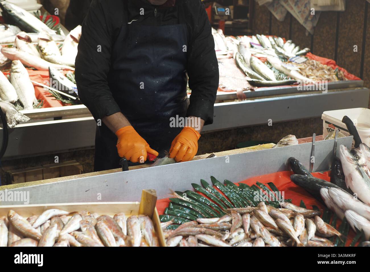 Fishmonger skillfully hi-res stock photography and images - Alamy