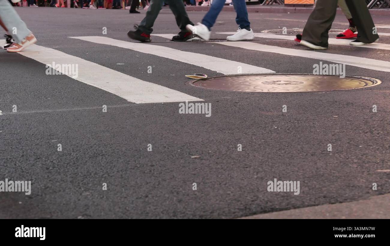Night crowd crosswalk nyc pedestrian hi-res stock photography and ...
