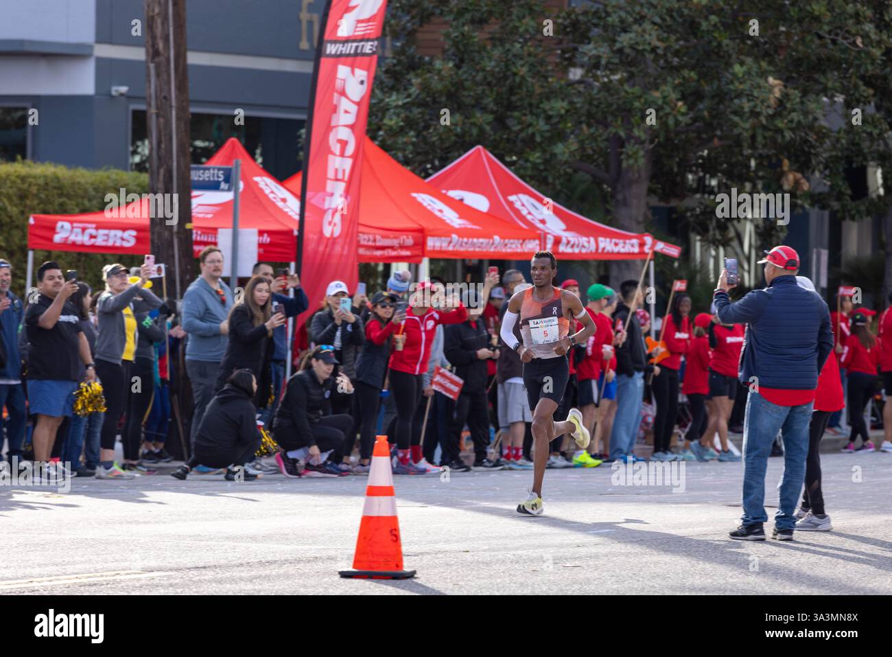 Elite runner Atha runs past mile 20 at the 2025 Los Angeles Marathon ...