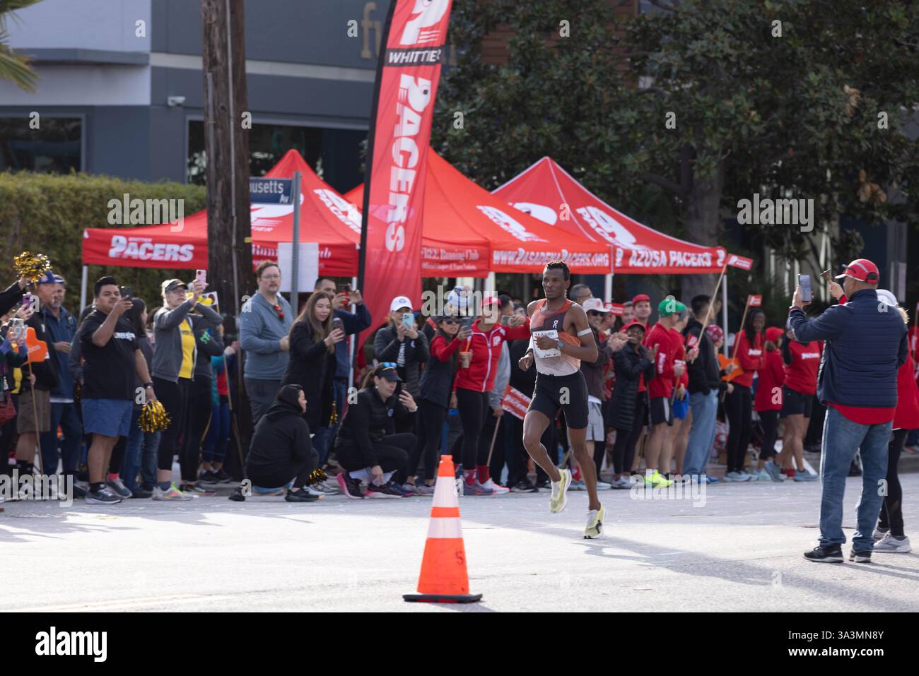 Elite runner Atha runs past mile 20 at the 2025 Los Angeles Marathon ...