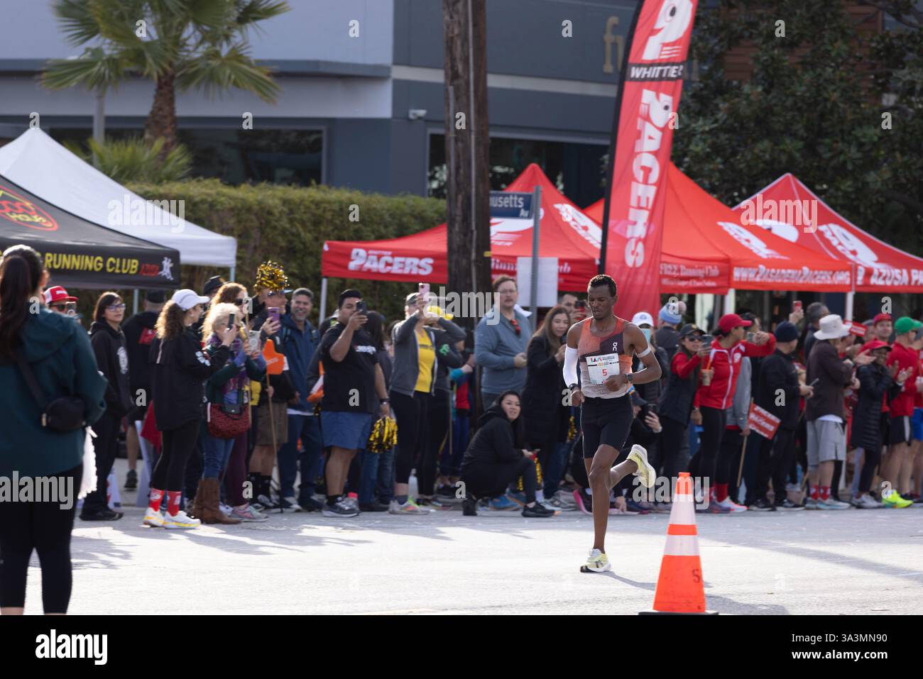 Elite runner Atha runs past mile 20 at the 2025 Los Angeles Marathon ...