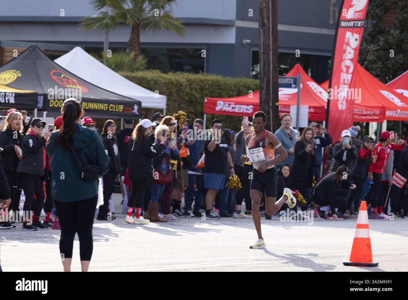 Elite runner Atha runs past mile 20 at the 2025 Los Angeles Marathon ...