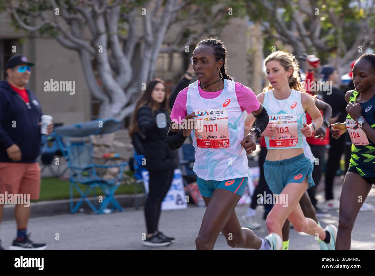 Antonia Kwambai, Savannah Berry and Tejinesh Gebisa Tulu pacing closley ...