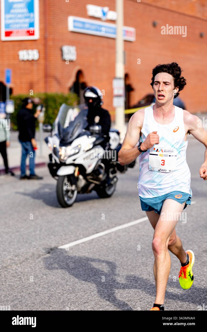 Matt Richtman passing mile 24 at the 2025 Los Angeles Marathon without ...
