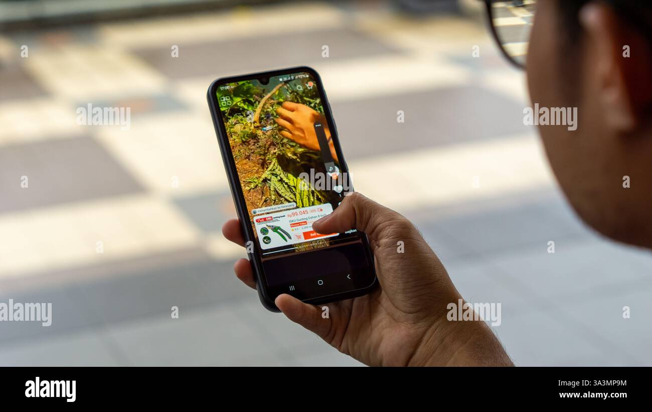 Shopee hi-res stock photography and images - Alamy