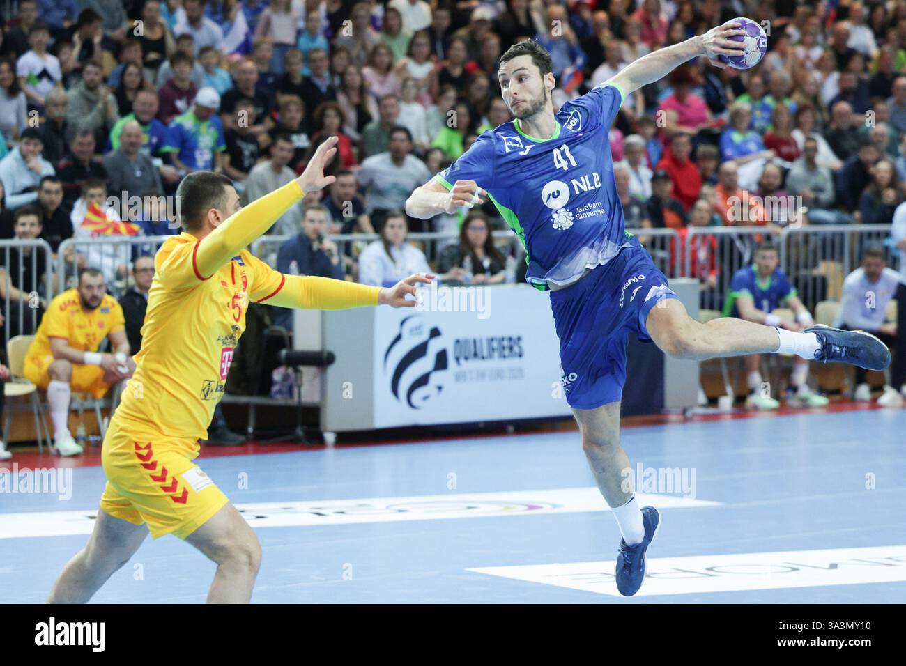 (250317) -- KOPER, March 17, 2025 (Xinhua) -- Matic Groselj (R) of ...