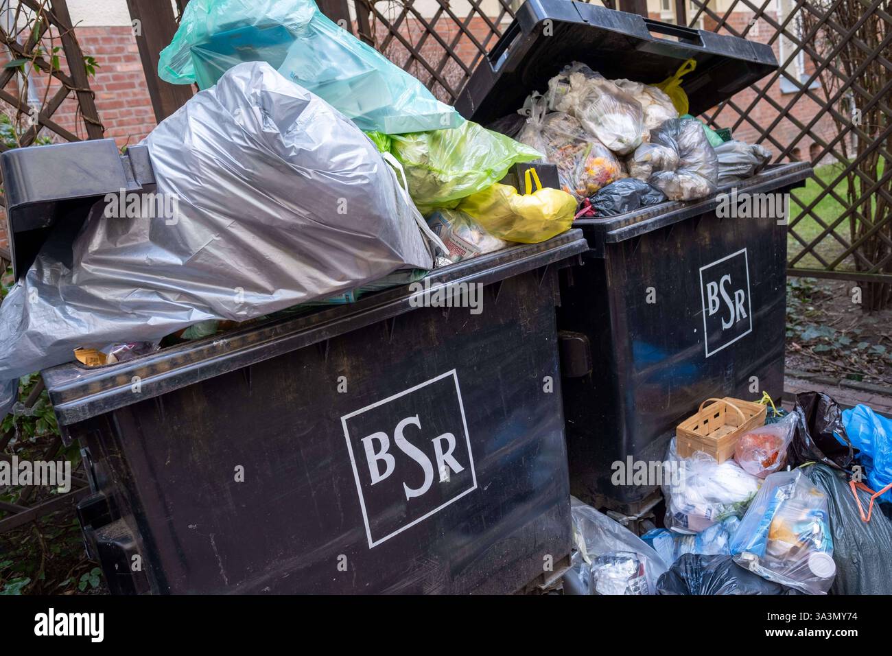 Übervolle Mülltonnen auf dem Hof eines Berliner Wohnhauses. Derzeit ...