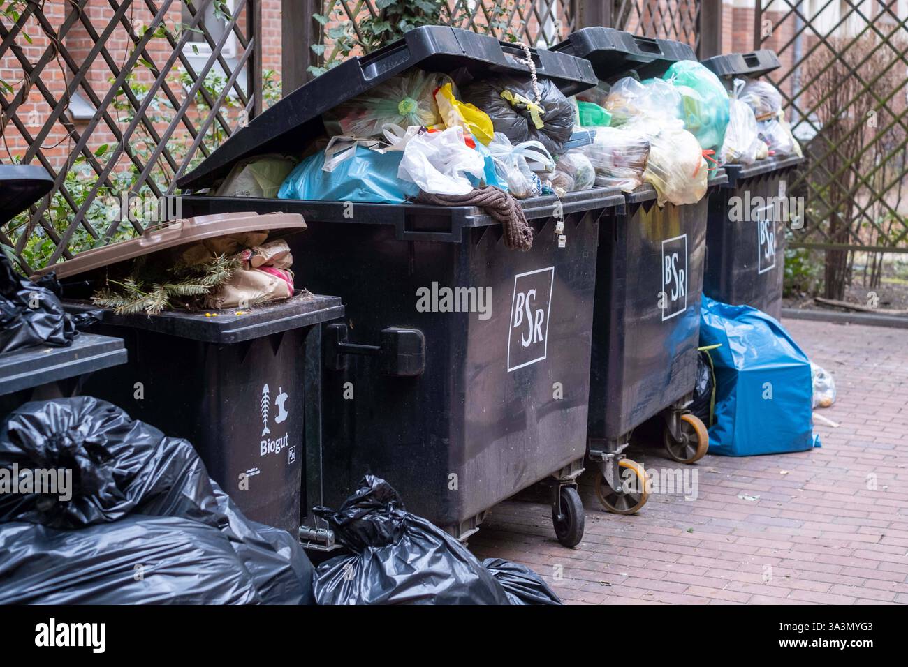Übervolle Mülltonnen auf dem Hof eines Berliner Wohnhauses. Derzeit ...