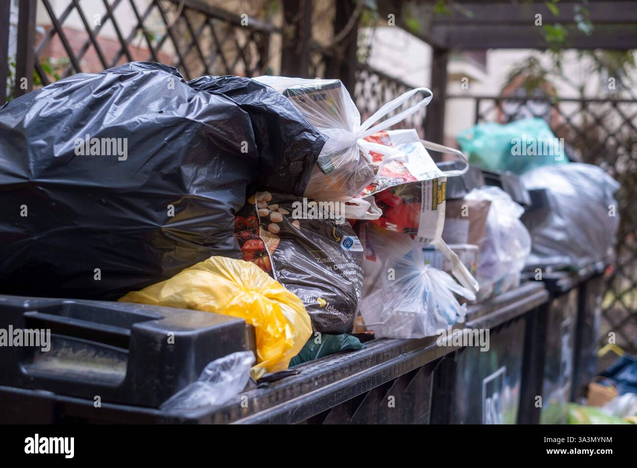 Übervolle Mülltonnen auf dem Hof eines Berliner Wohnhauses. Derzeit ...
