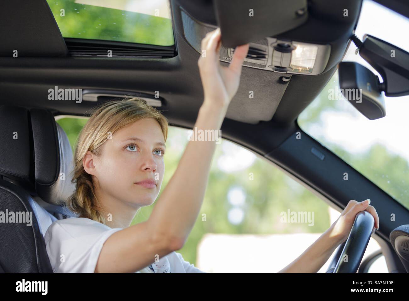 Female drivers parking hi-res stock photography and images - Alamy