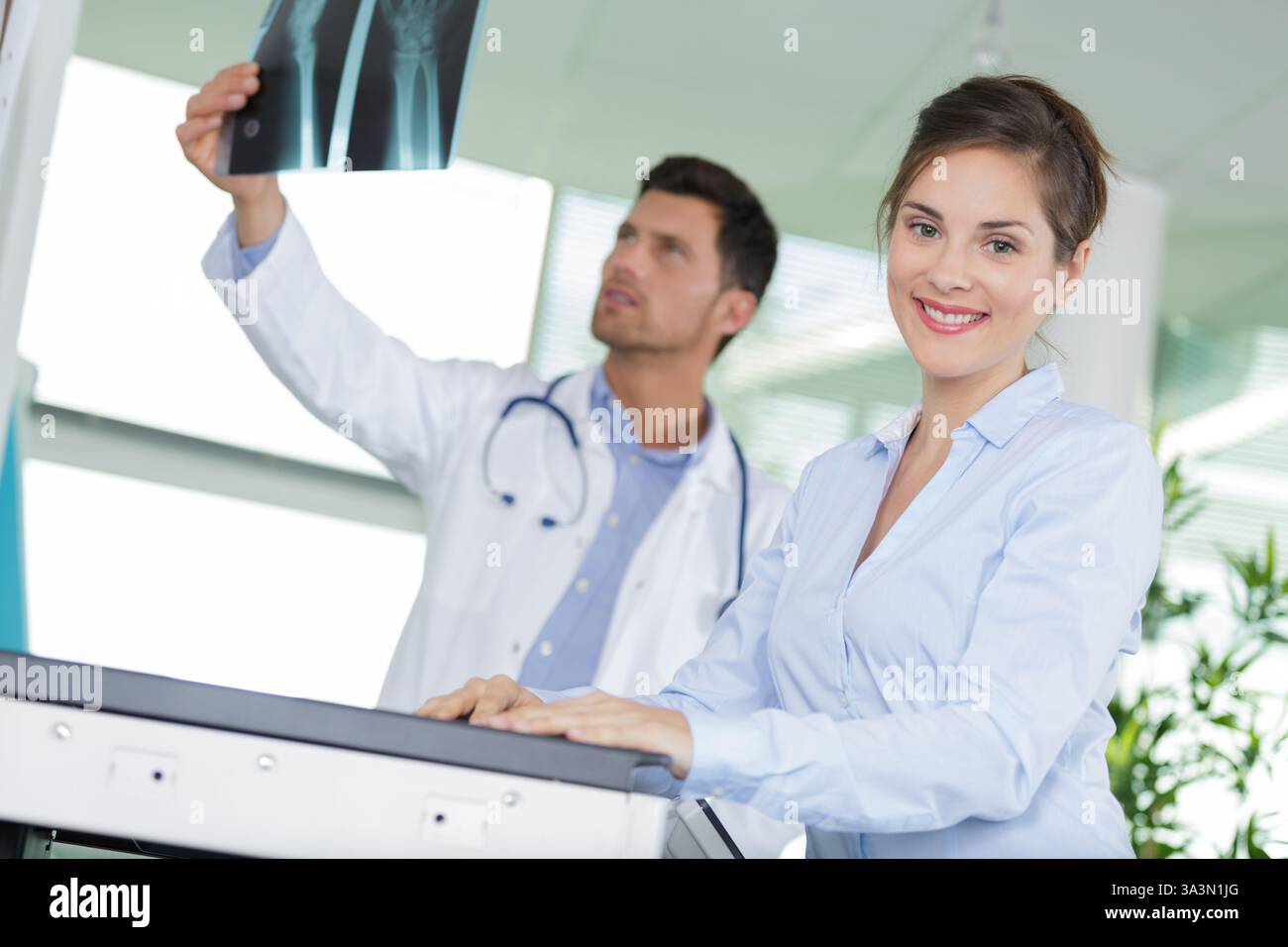 group of doctors analyzing x-ray horizontal Stock Photo - Alamy