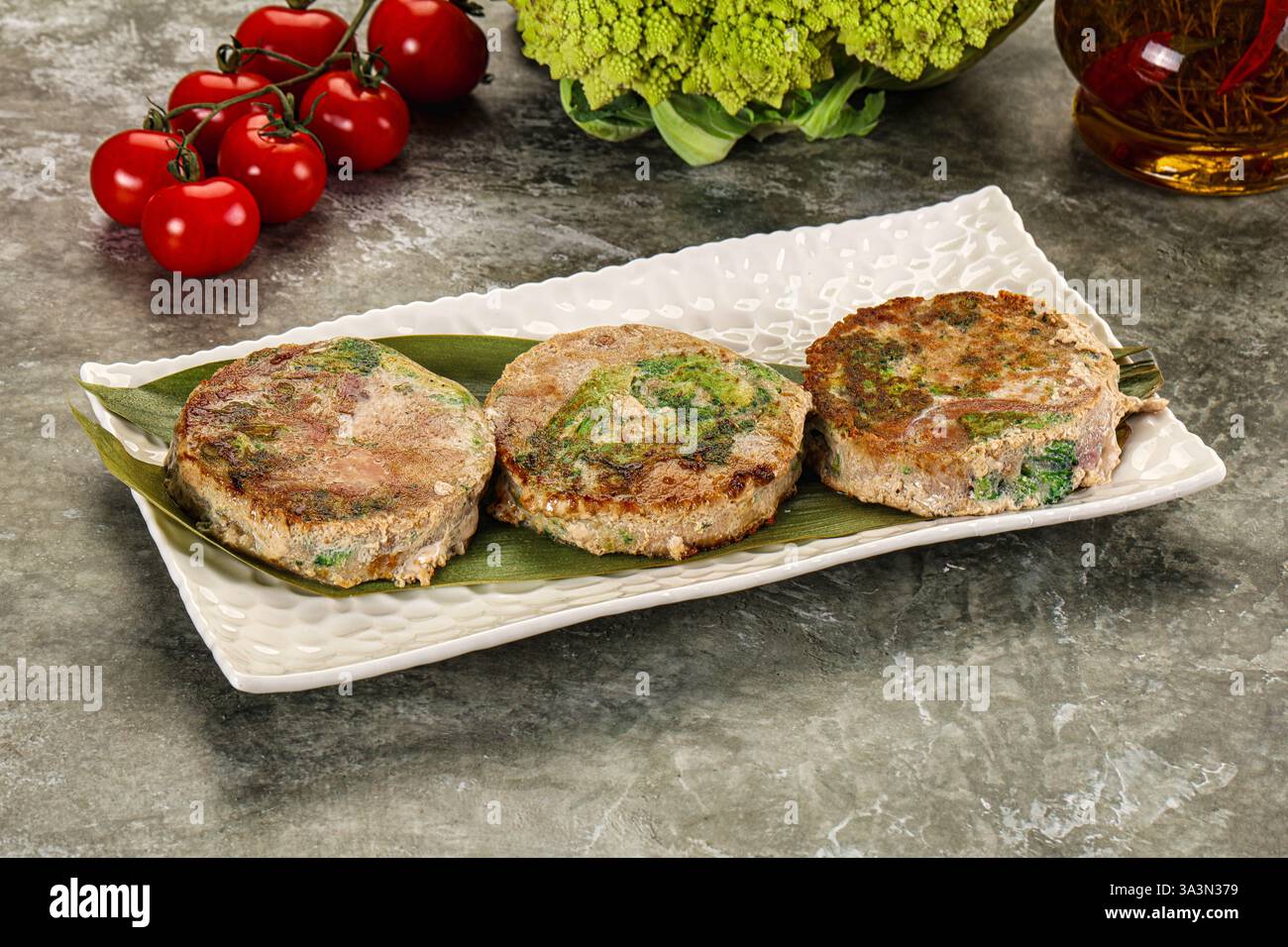 Roasted tuna medallion with broccoli cabbage Stock Photo - Alamy