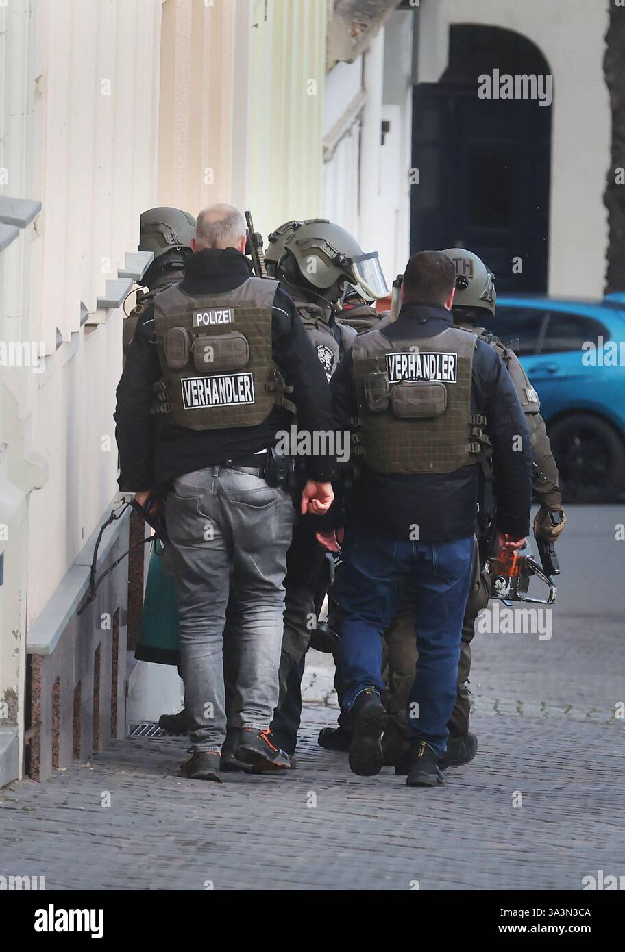 Gera, Germany. 17th Mar, 2025. Police officers from a special task ...