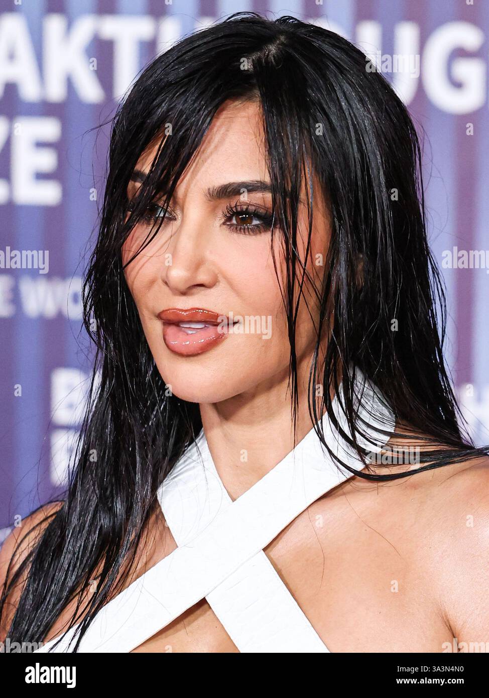 Kim kardashian leg hi-res stock photography and images - Alamy