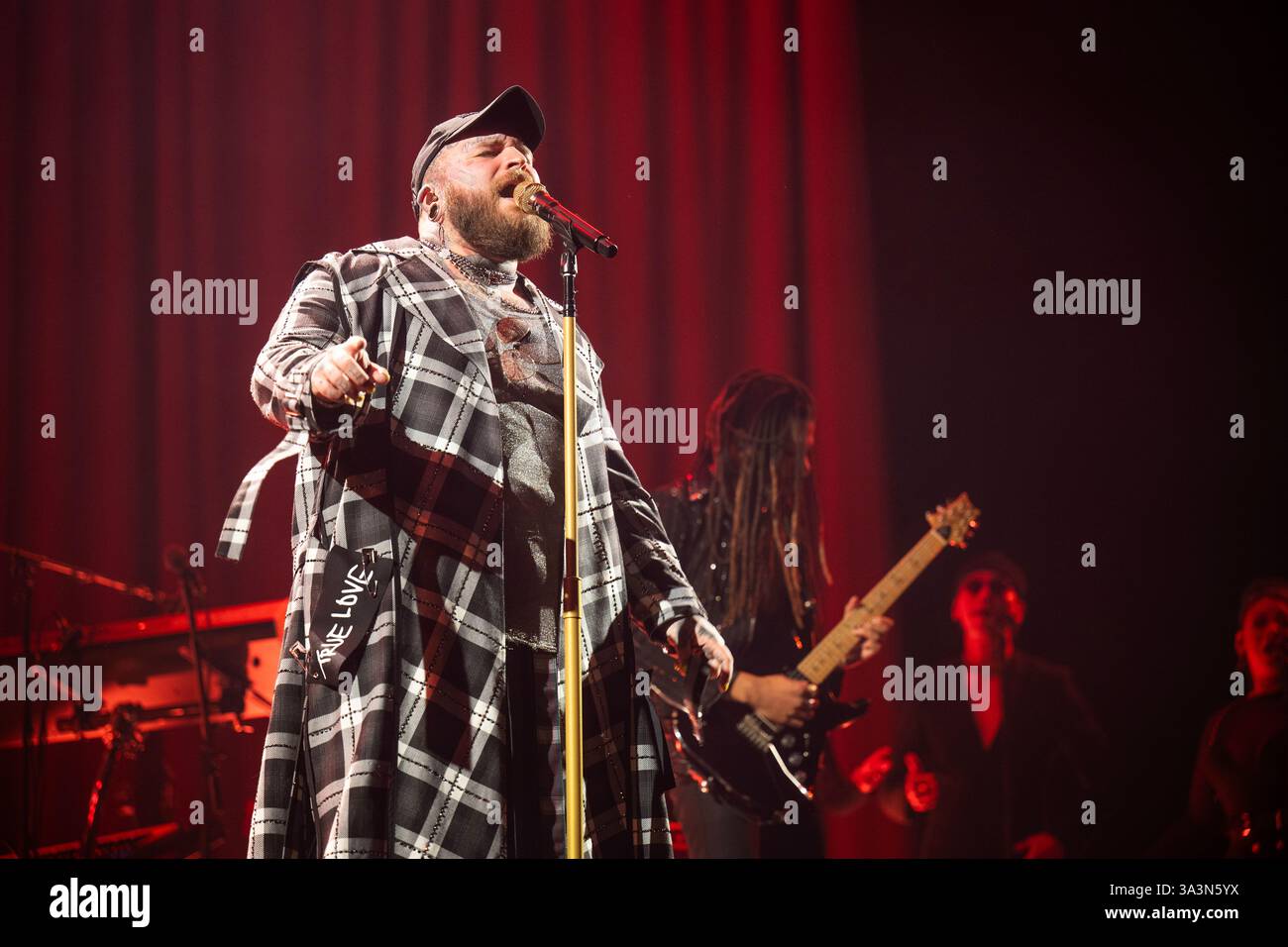 Teddy swims singer hi-res stock photography and images - Alamy
