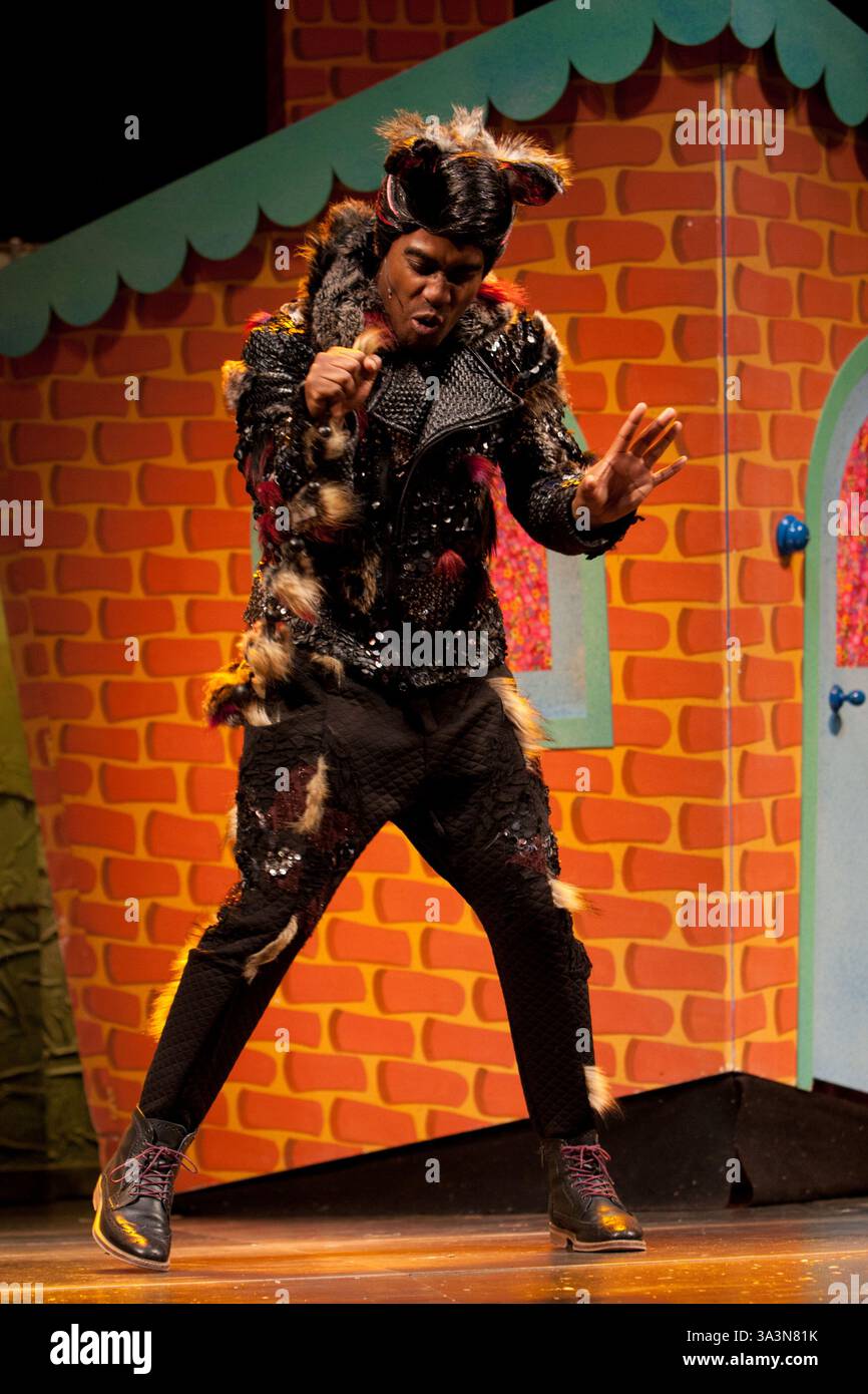 Simon Webbe at the photocall for 3 Little Pigs at the Palace Theatre in ...