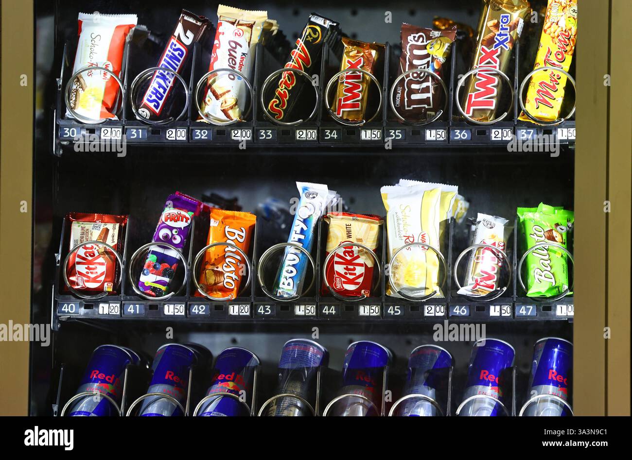 Erfurt 13.03.2025, Erfurt, Automat mit Suessigkeiten und Getraenken ...