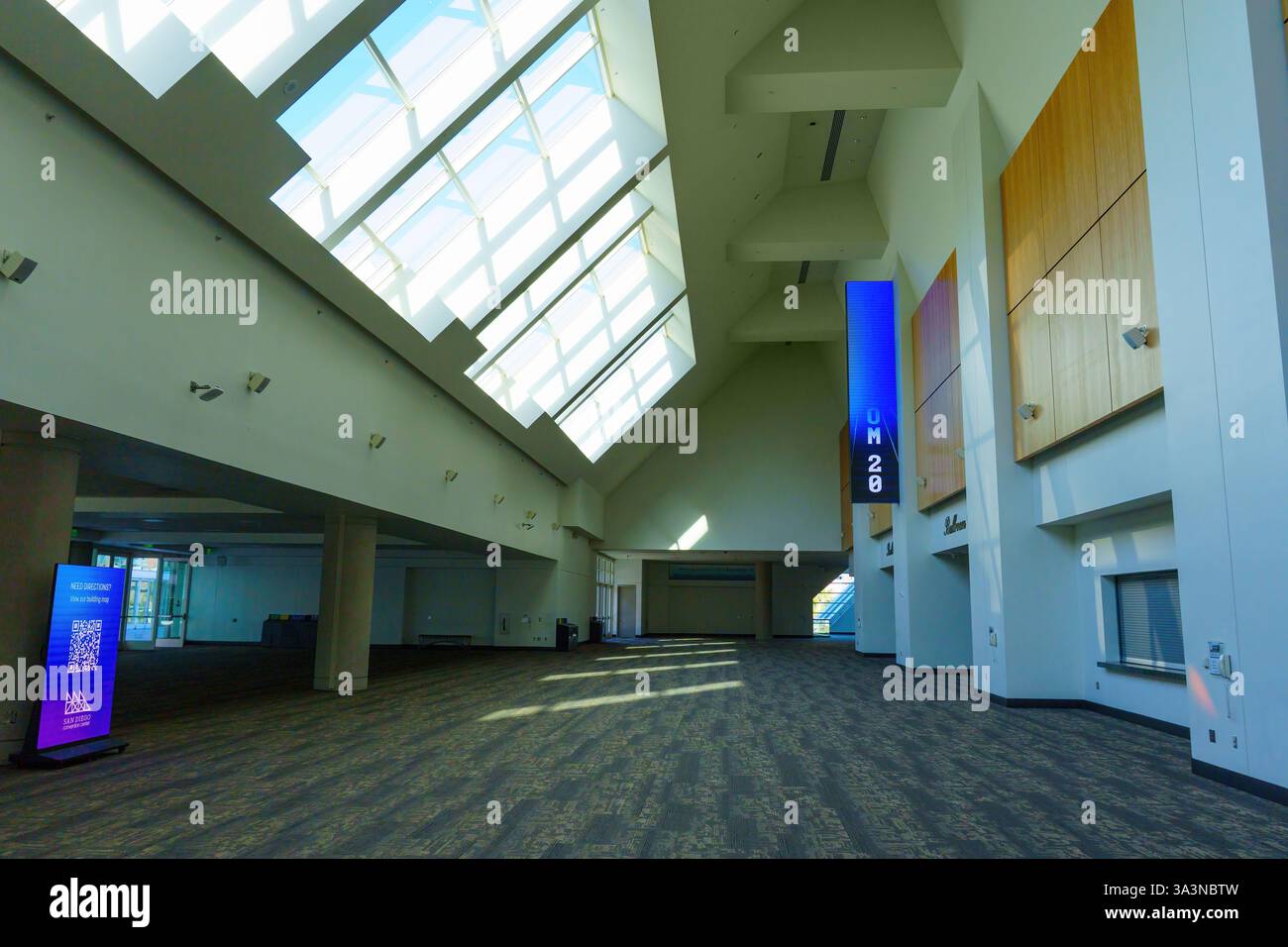 Featuring high ceilings hi-res stock photography and images - Alamy