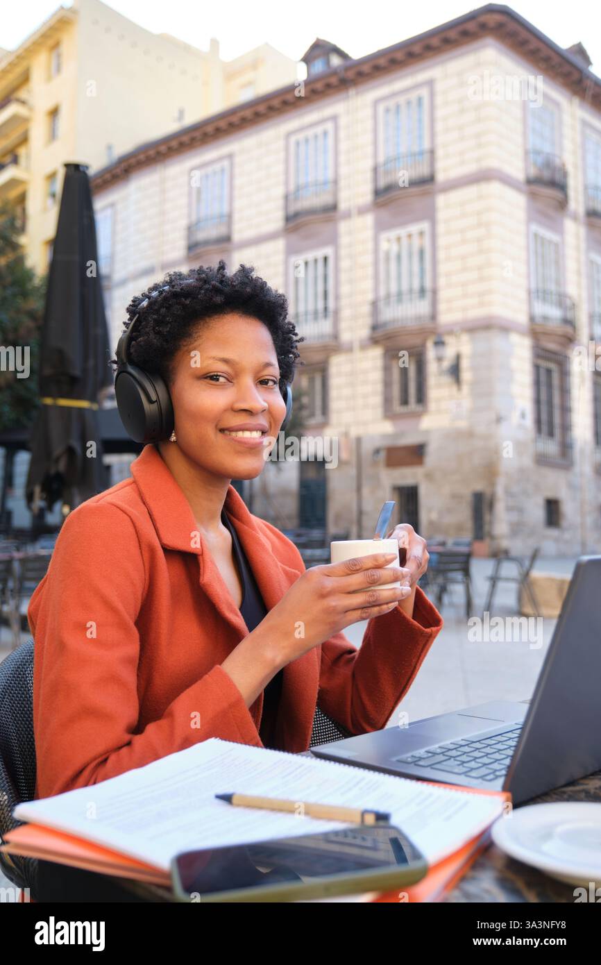 Relaxed outdoor workspace hi-res stock photography and images - Alamy