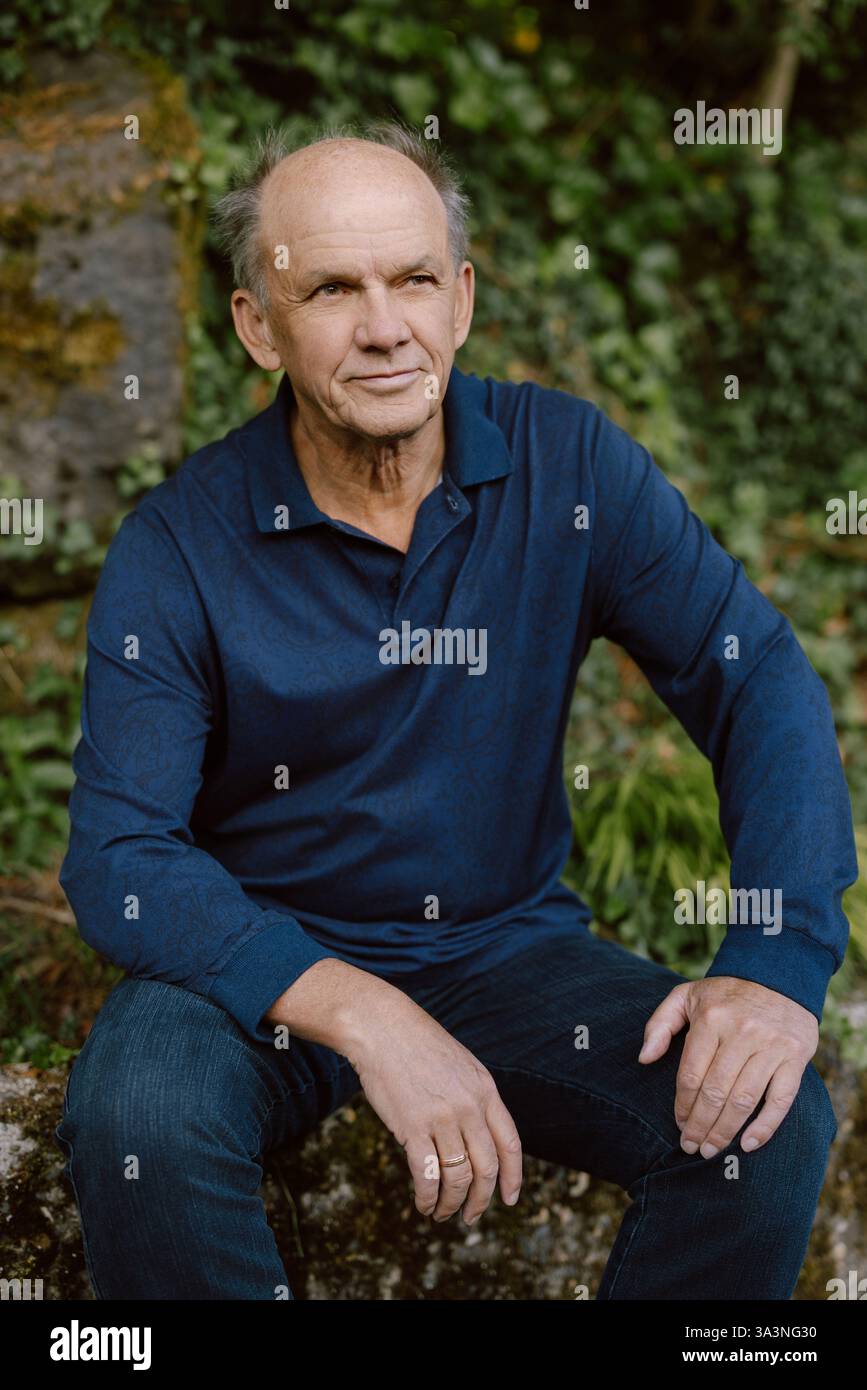 Elderly man in blue hi-res stock photography and images - Alamy