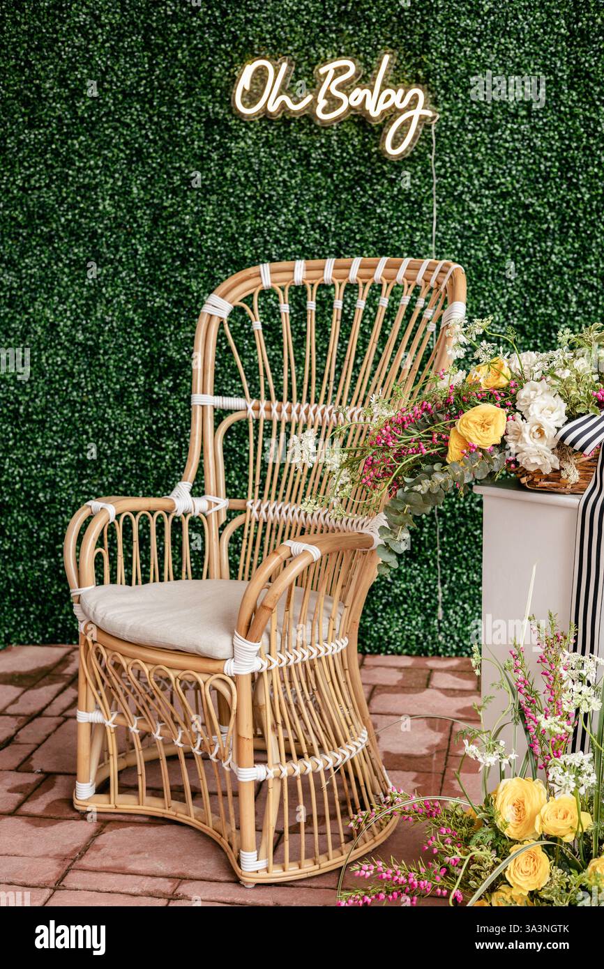 Yellow neon sign garden hi-res stock photography and images - Alamy