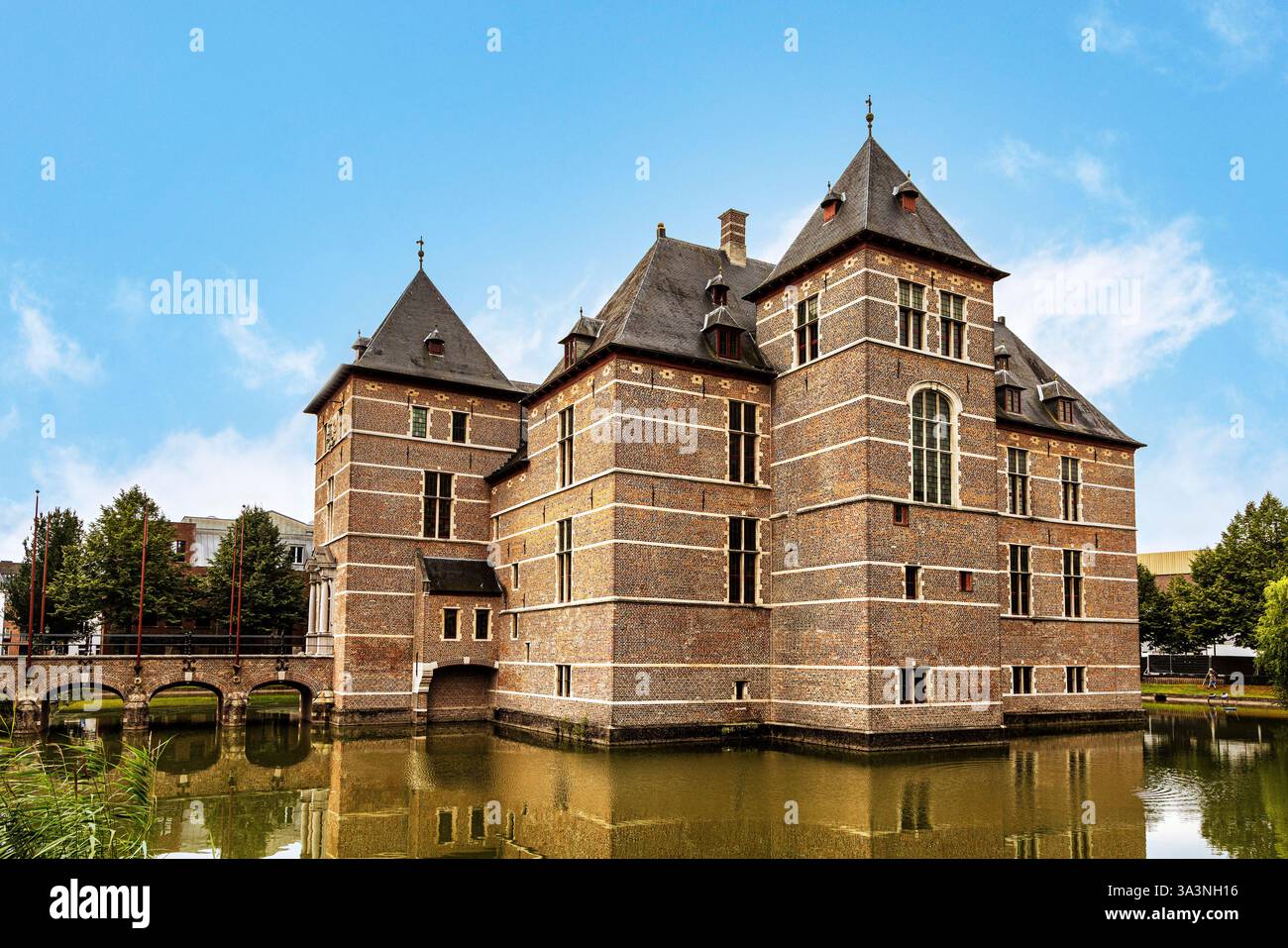 Chateau moated castle hi-res stock photography and images - Alamy