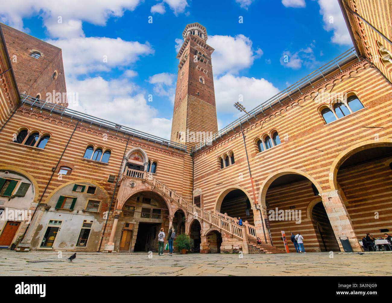 Verona city hall hi-res stock photography and images - Alamy