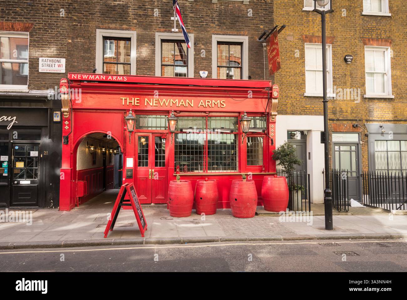 London pub exterior night hi-res stock photography and images - Alamy