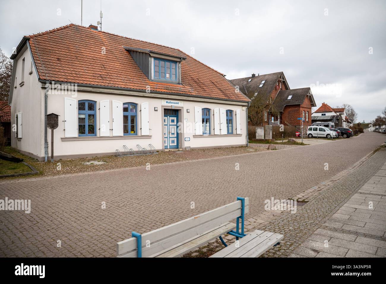 Blick auf das Hafenamt von Wieck GER, Greifswald, Wieck, Fischerdorf ...