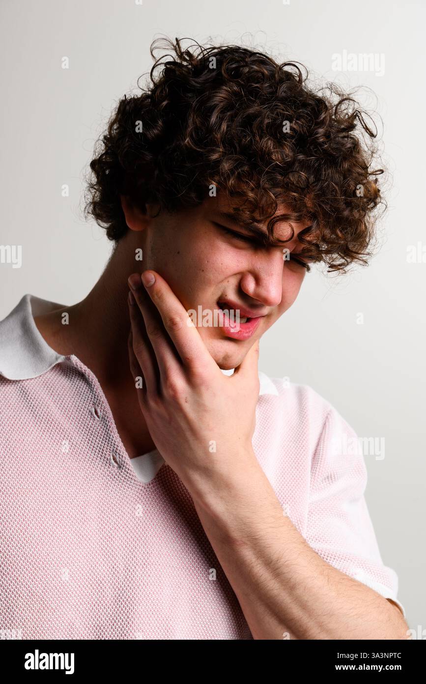 Cracked tooth hurts from bacterial inflammation. Severe dental ...