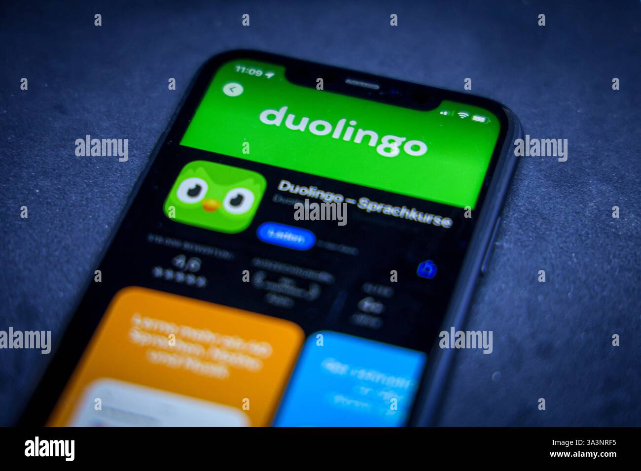 Apple App Store auf einem iPhone. Must-Have Apps. Duolingo ...