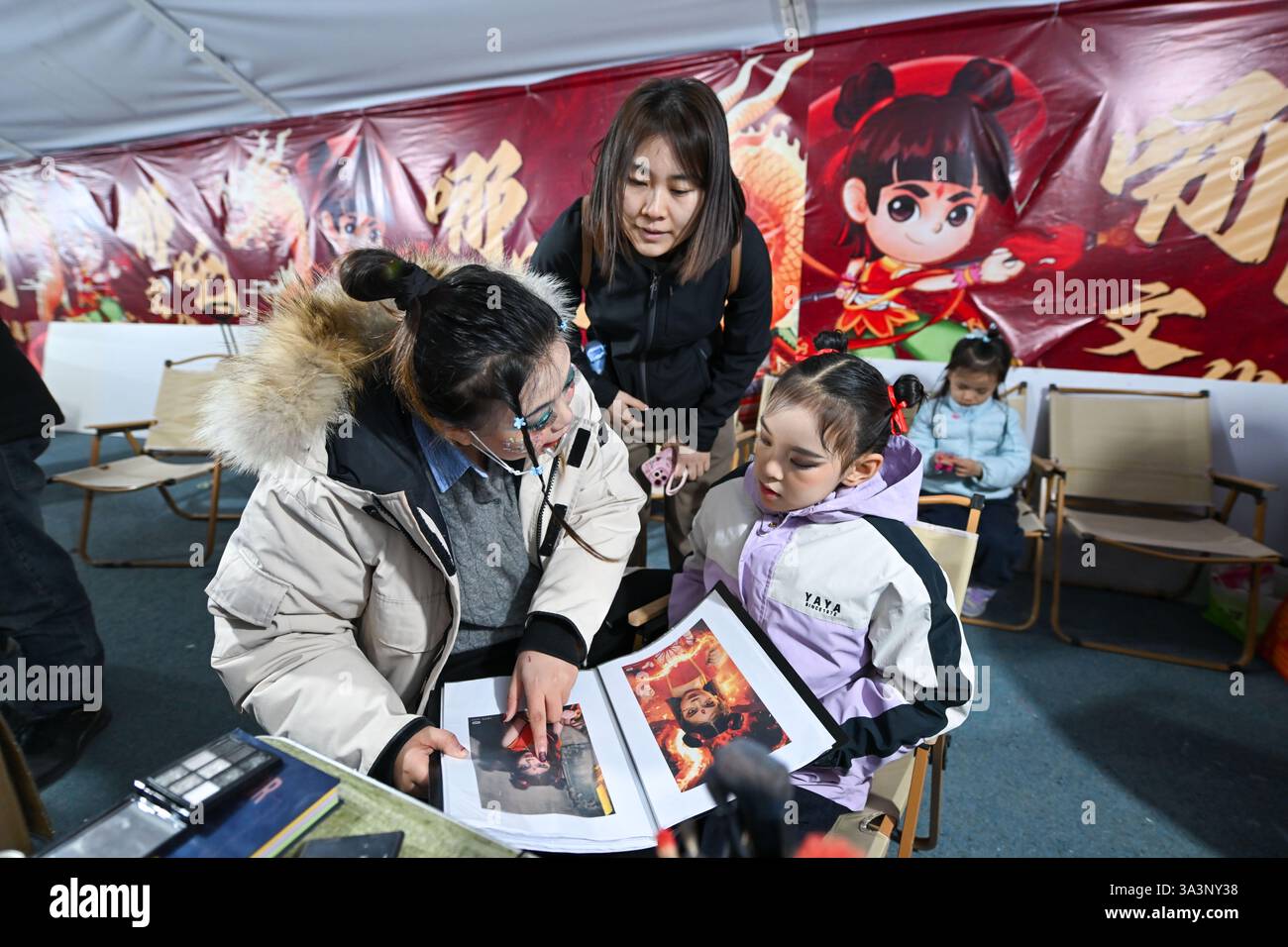 (250317) -- TIANJIN, March 17, 2025 (Xinhua) -- A child selects Nezha ...