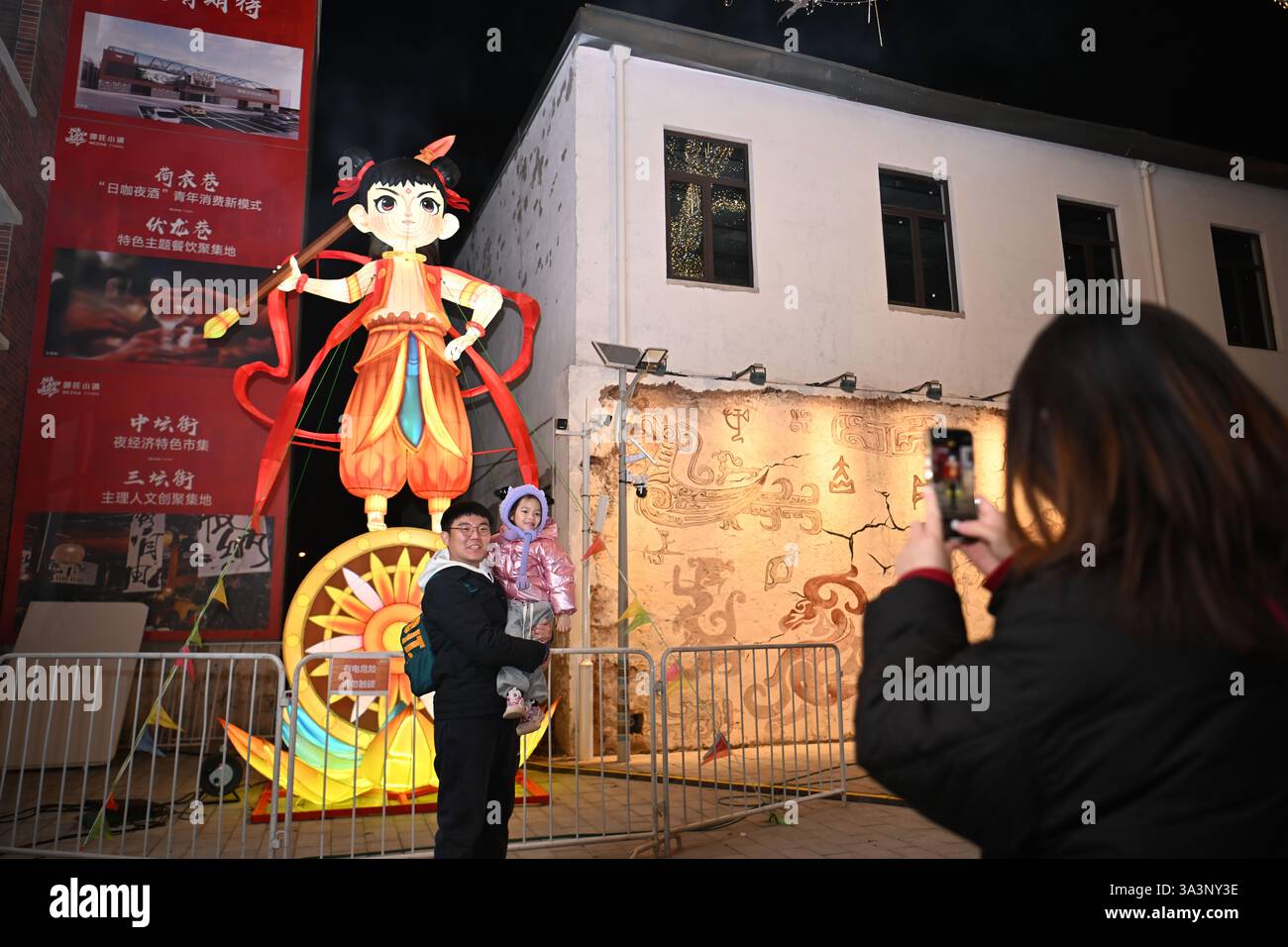 (250317) -- TIANJIN, March 17, 2025 (Xinhua) -- Visitors pose for a ...
