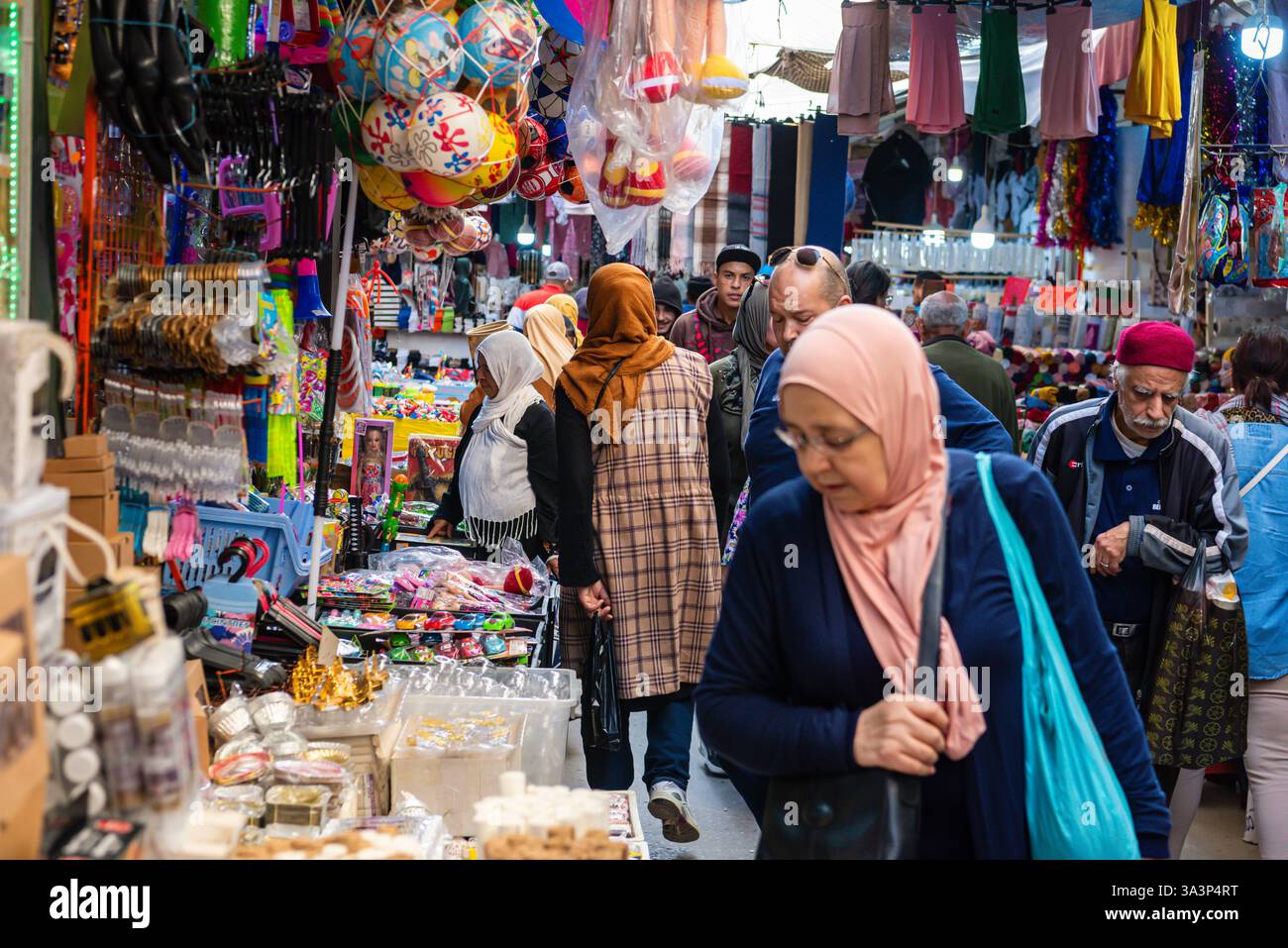 People shopping in the crowded and narrow streets in the Medina, Tunis ...
