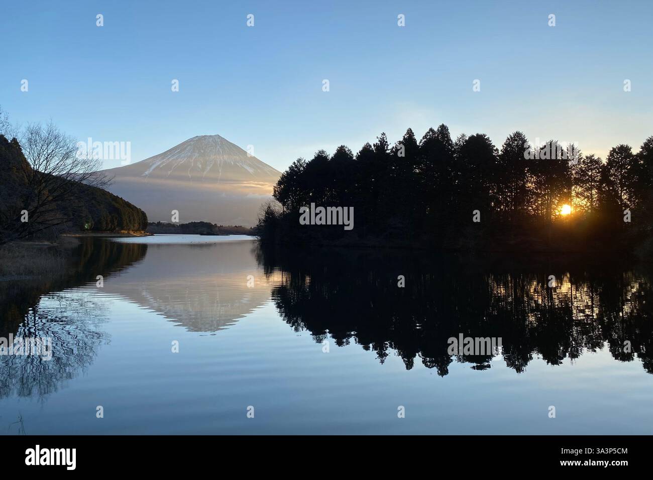 Mount Fuji tranquil reflection at sunrise over a mirror-like lake Stock ...