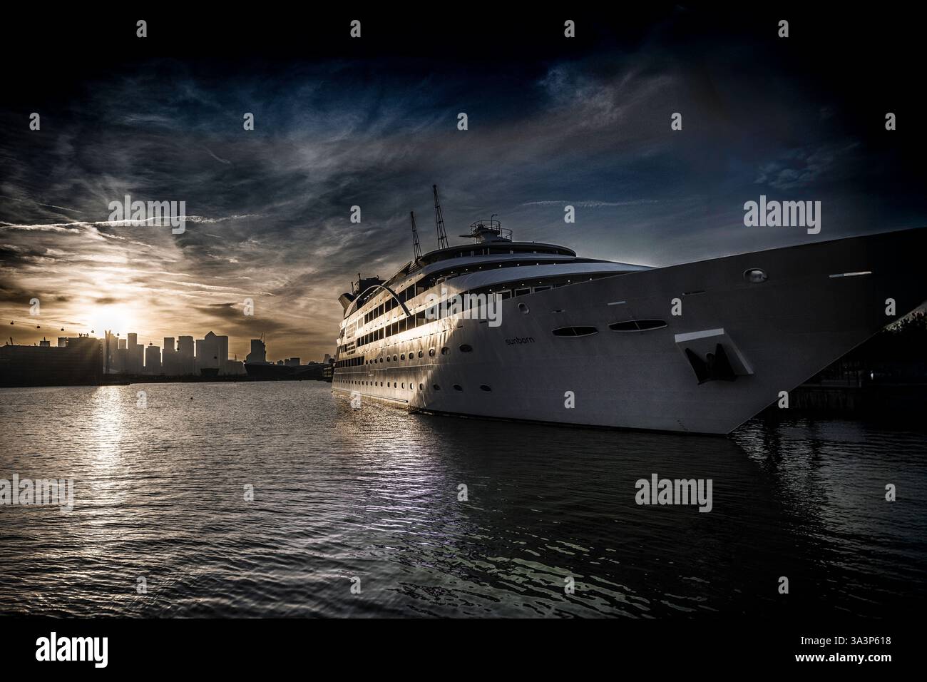 Ultra luxury cruise boat london hi-res stock photography and images - Alamy