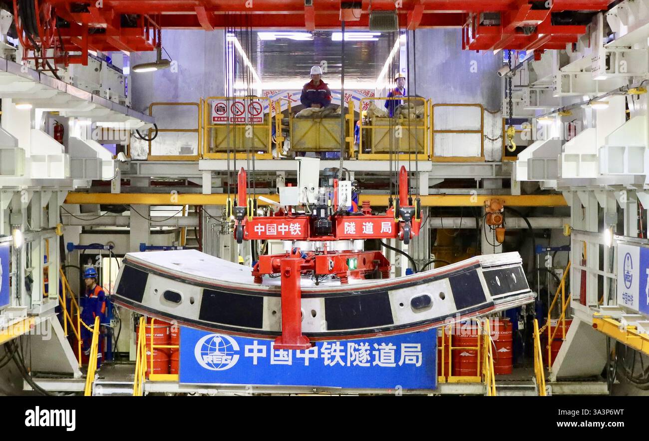 (250317) -- SHANGHAI, March 17, 2025 (Xinhua) -- Workers are seen at ...