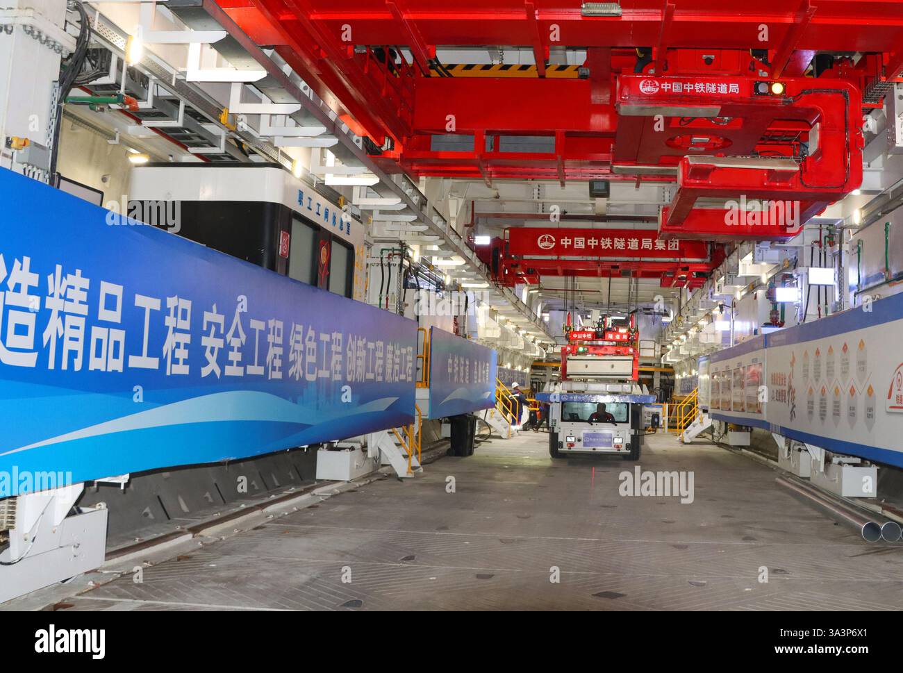 (250317) -- SHANGHAI, March 17, 2025 (Xinhua) -- The construction site ...