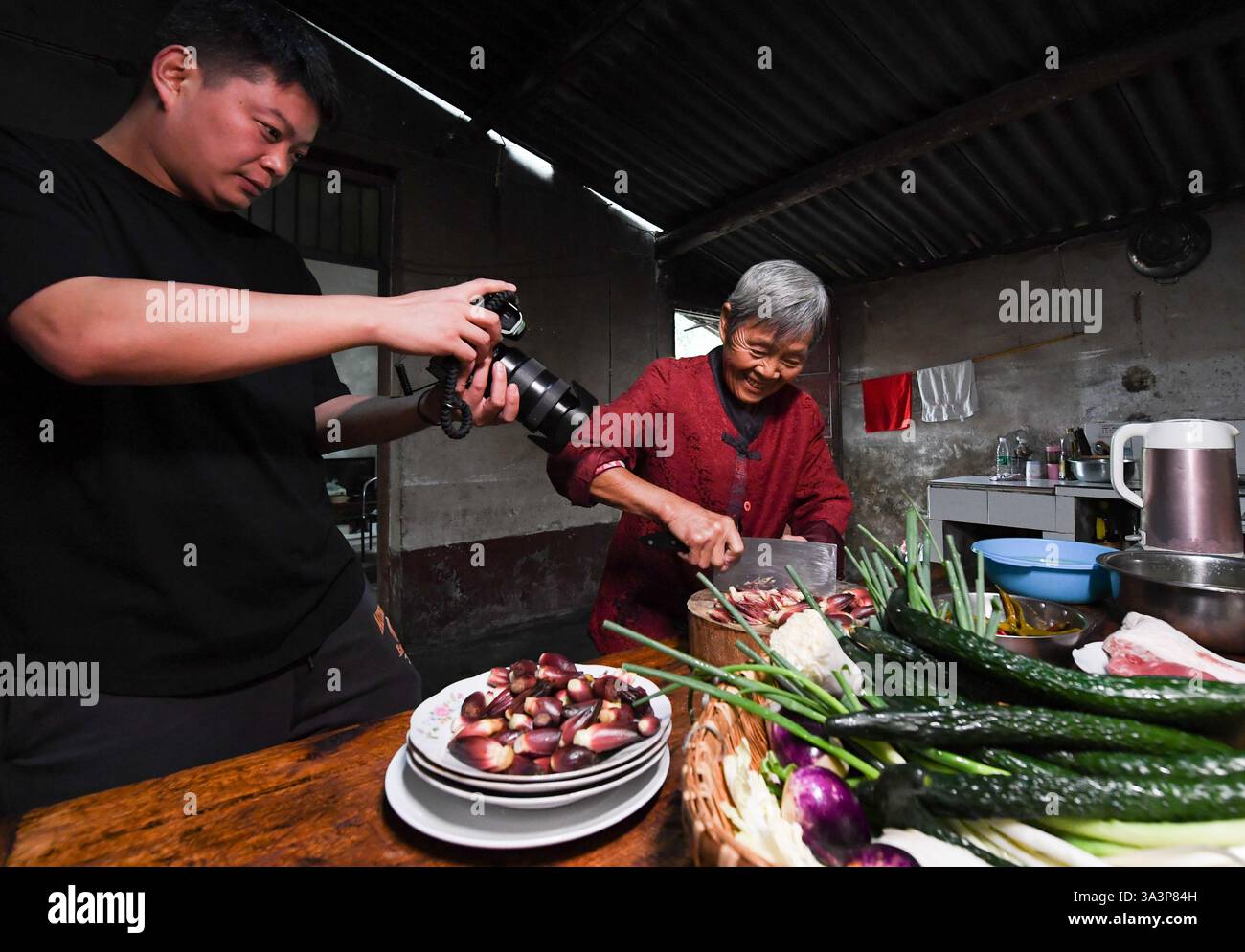 (250317) -- XI'AN, March 17, 2025 (Xinhua) -- Zhang Wanlu (1st L ...