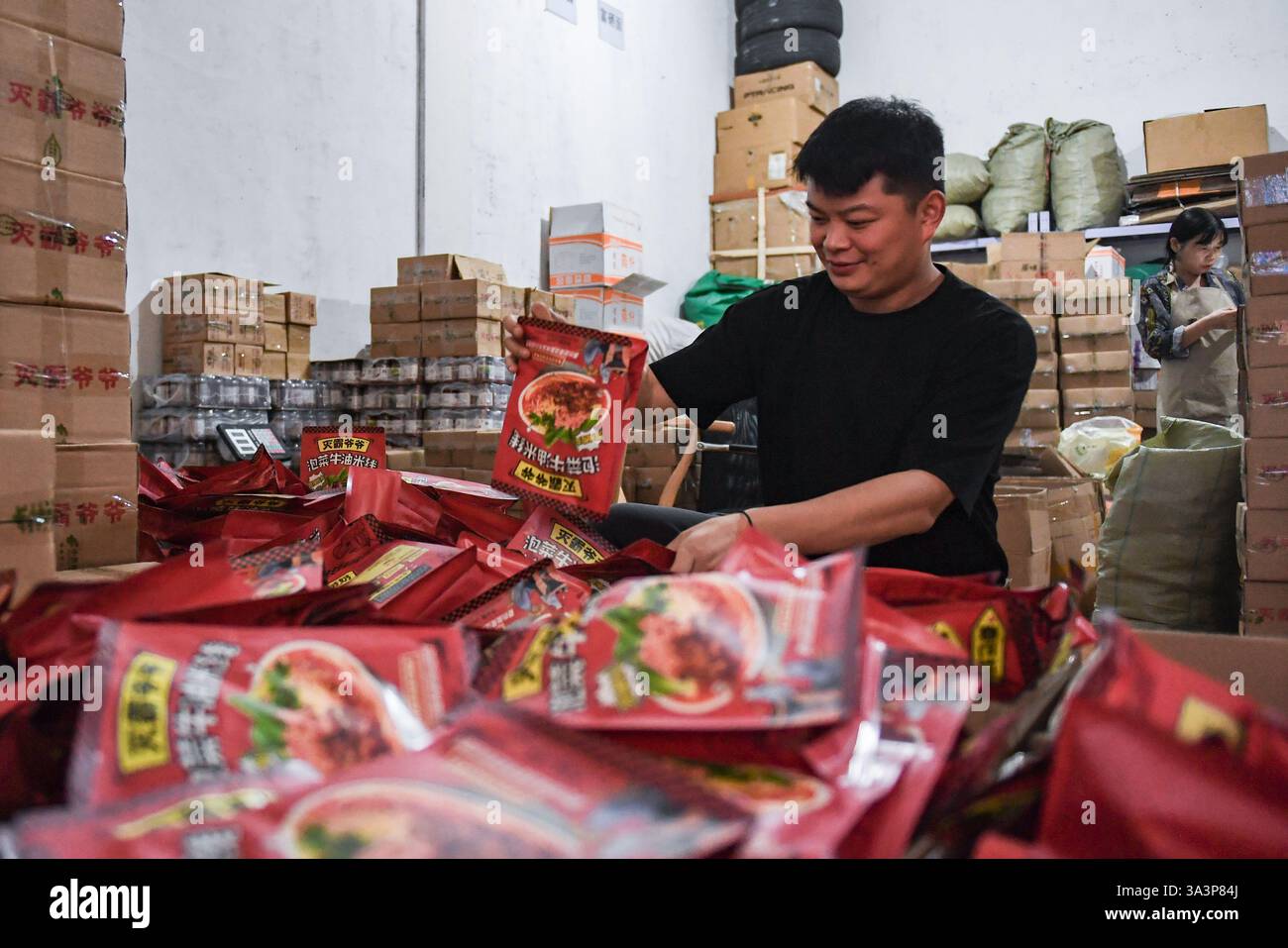 (250317) -- XI'AN, March 17, 2025 (Xinhua) -- Zhang Wanlu arranges ...