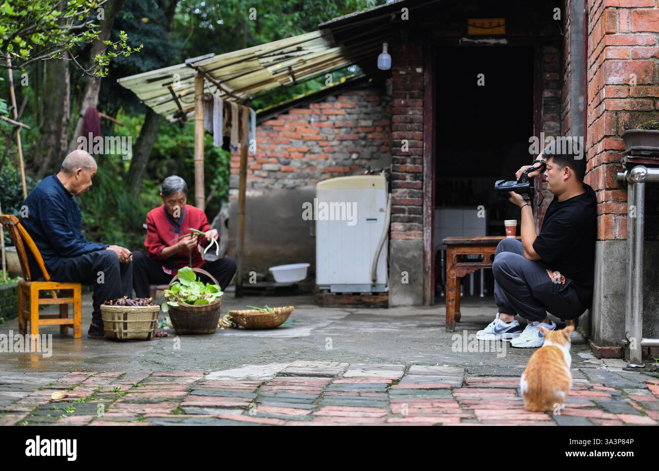 (250317) -- XI'AN, March 17, 2025 (Xinhua) -- Zhang Wanlu (R) captures ...