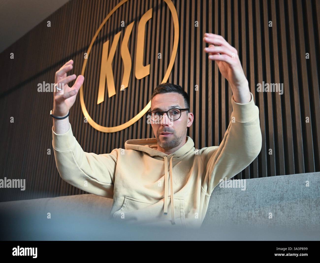 Karlsruhe, Germany. 17th Mar, 2025. Soccer: Bundesliga 2, Karlsruher SC ...