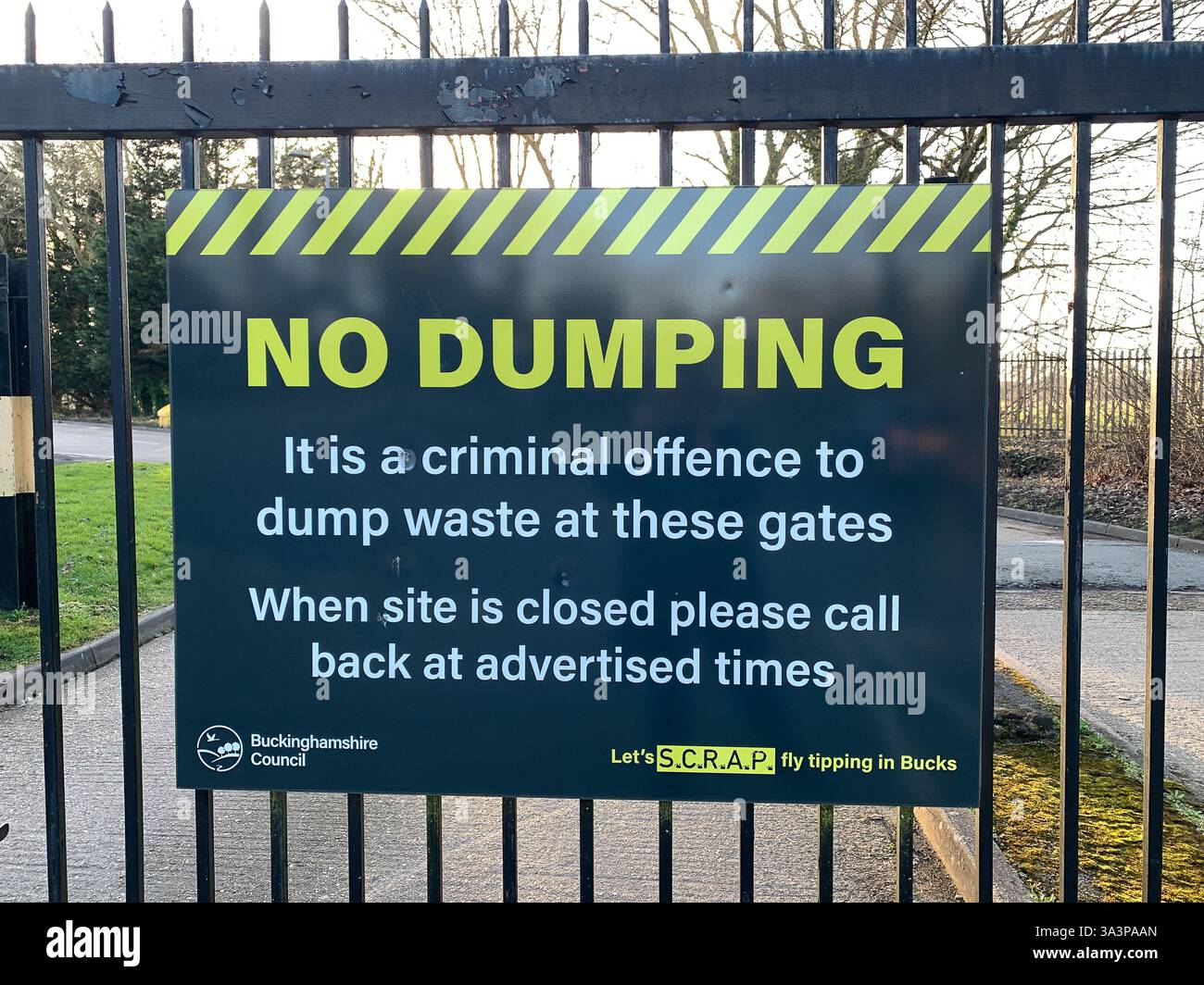 Wexham, Buckinghamshire, UK. 22nd February, 2025. Fly-tipping warnings ...