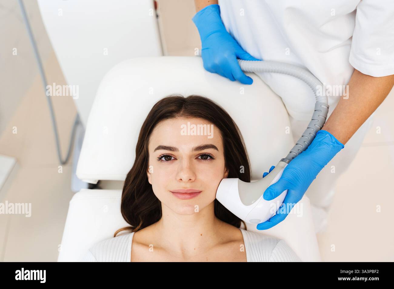 Process of needle-free rf-lifting when you need to tighten your face ...