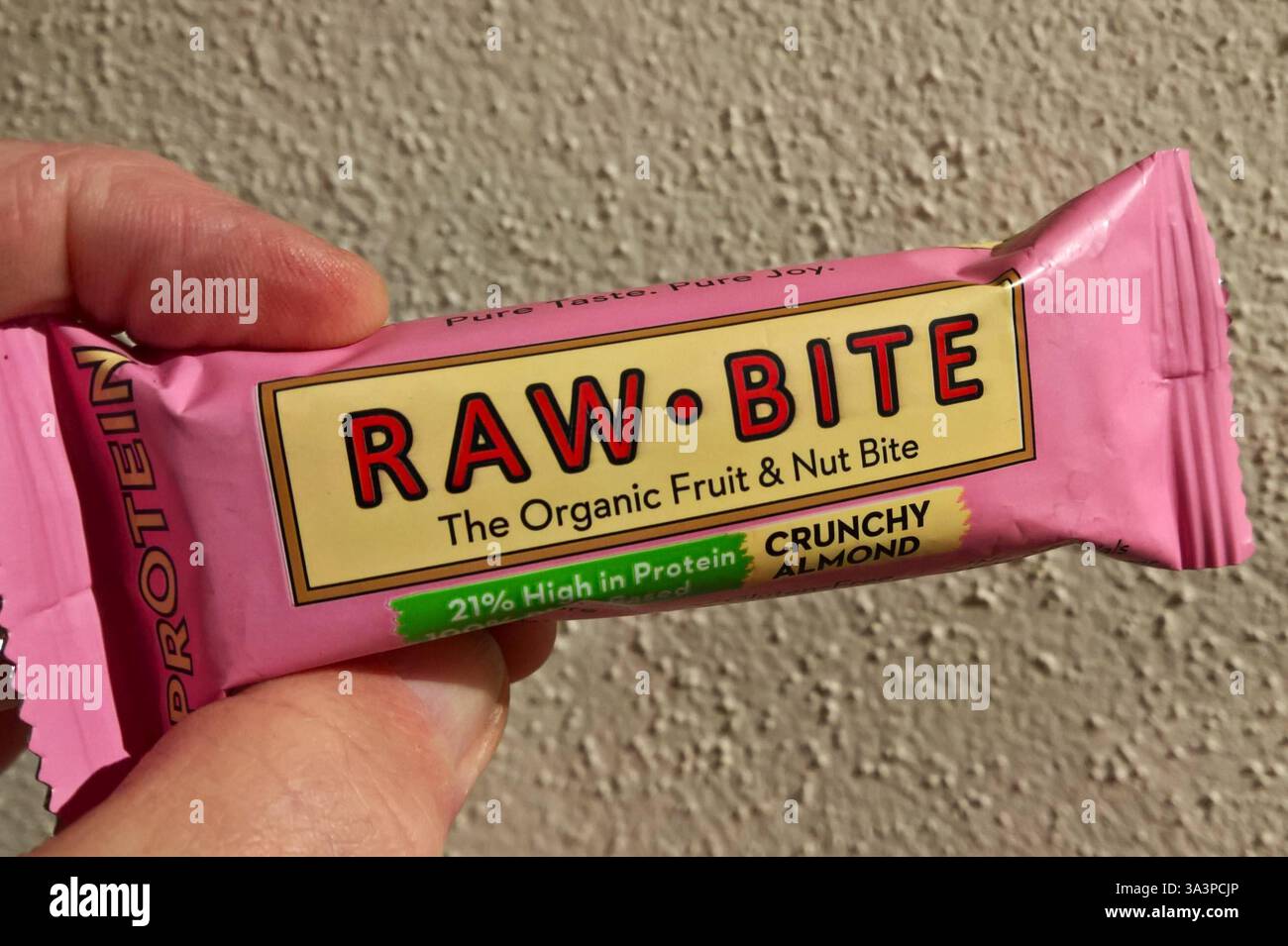 Raw Bite Organic Fruit Nut Bite - Crunchy Almond Proteinriegel. Die ...