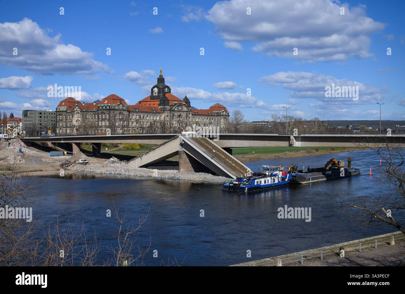 Dresden, Germany. 17th Mar, 2025. The fairway in the area of the ...