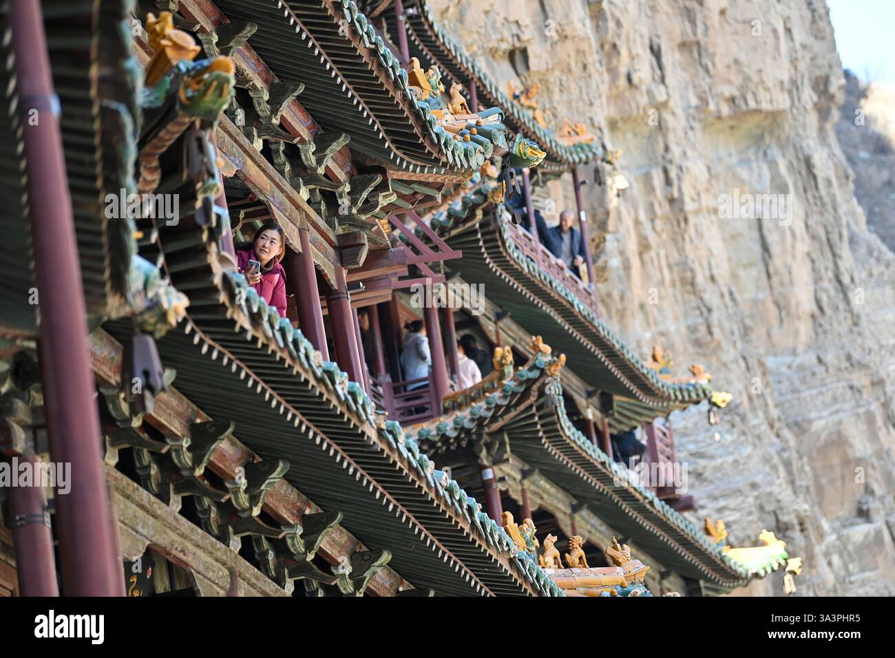 (250317) -- DATONG, March 17, 2025 (Xinhua) -- Tourists visit the ...
