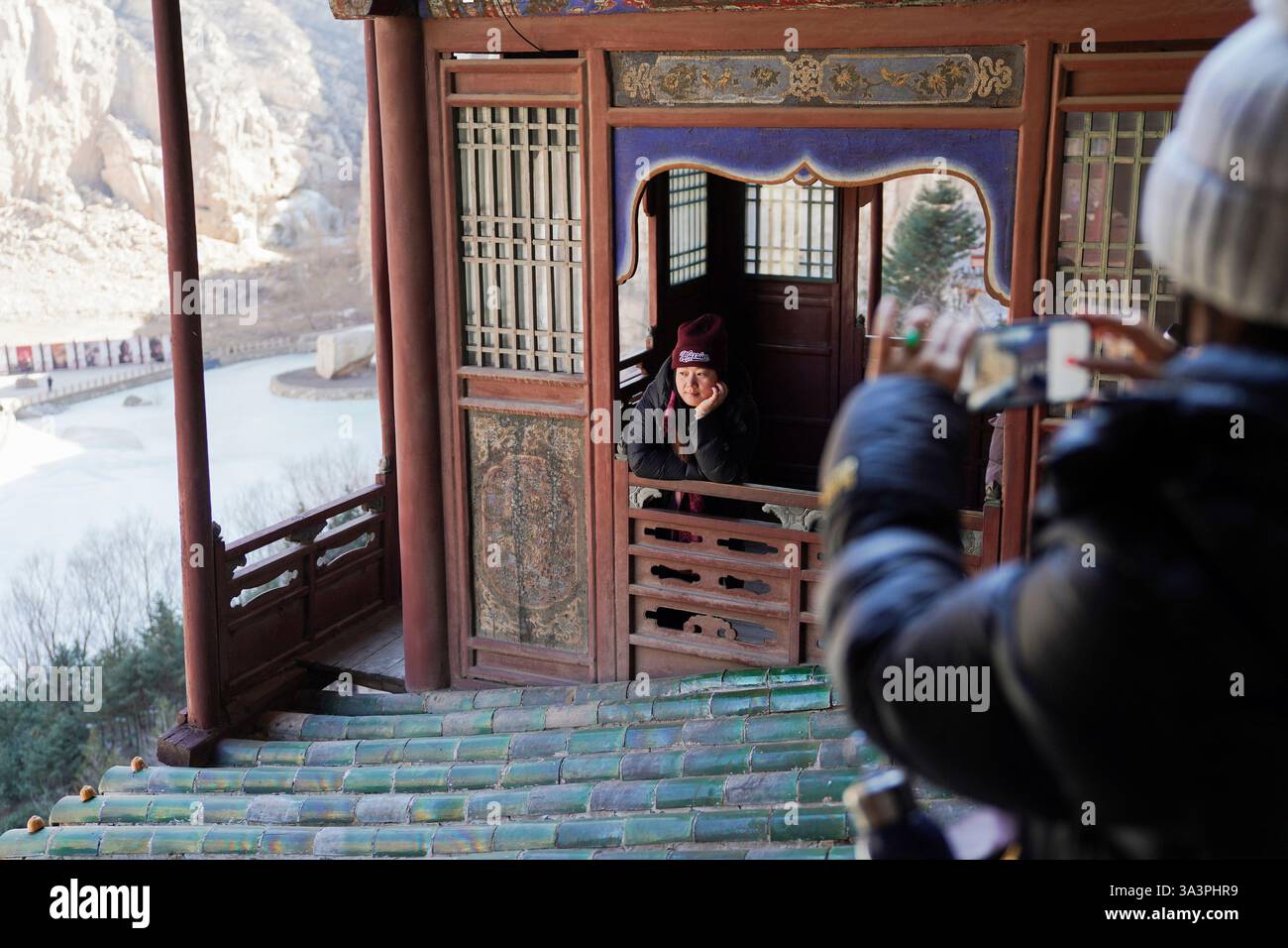 (250317) -- DATONG, March 17, 2025 (Xinhua) -- Tourists take photos in ...